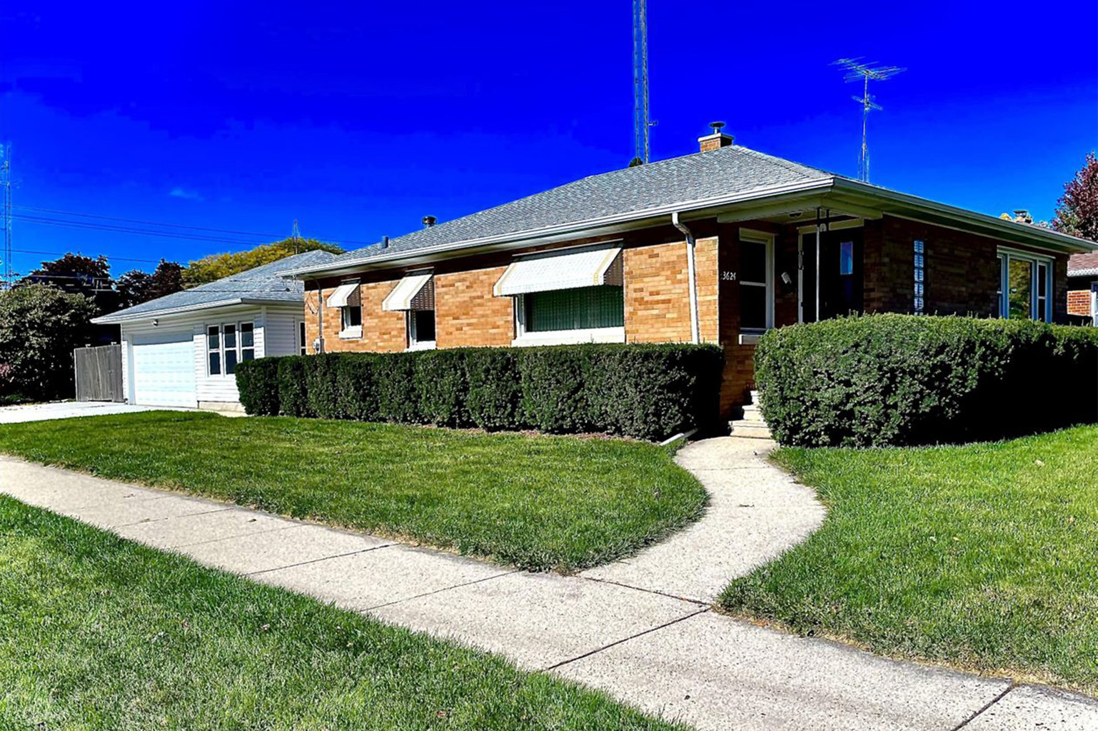 brokered by Epique Realty - Cameron & Debra