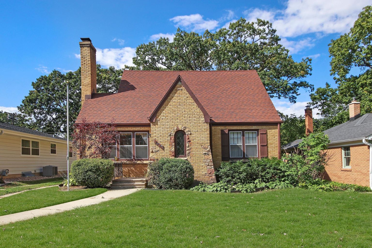 brokered by Epique Realty - Cameron & Debra